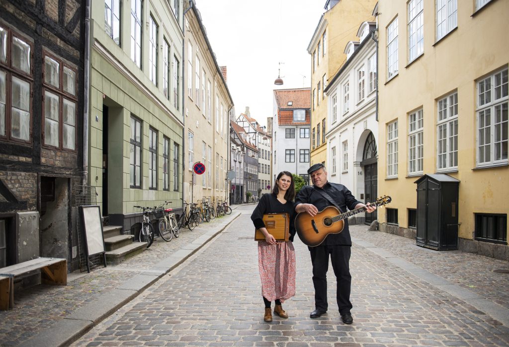 Mia Guldhammer & Morten Alfred Høirup m. Charlotte Andersson på Knejpe ...
